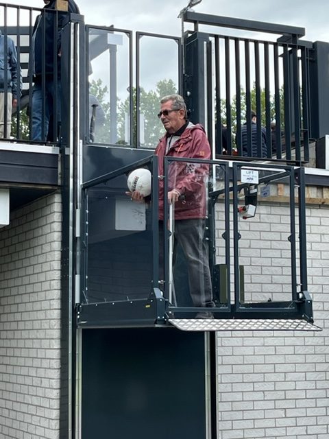 Meneer Wim Stout in de wijkbus en op de lift ! | VV Rozenburg
